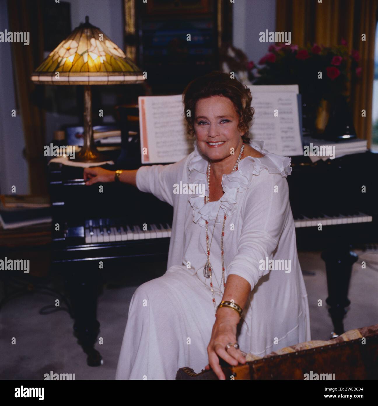 Zuhause bei Schauspielerin Maria Schell, hier sitzt sie am Flügel, 1987 ...