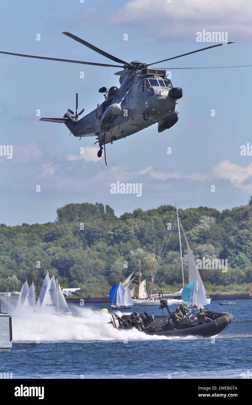 Ein Mehrzweckhubschrauber Mk41 Sea King der Marine. Darunter fährt ein ...