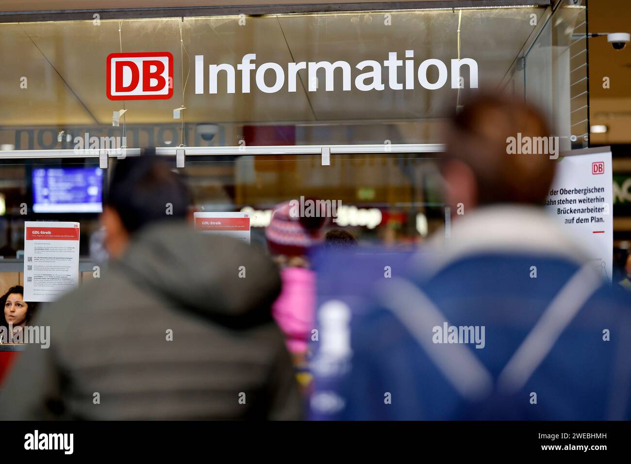 Fahrgäste stehen an der DB Information im Kölner Hauptbahnhof. Der sechstägige Bahnstreik der ...