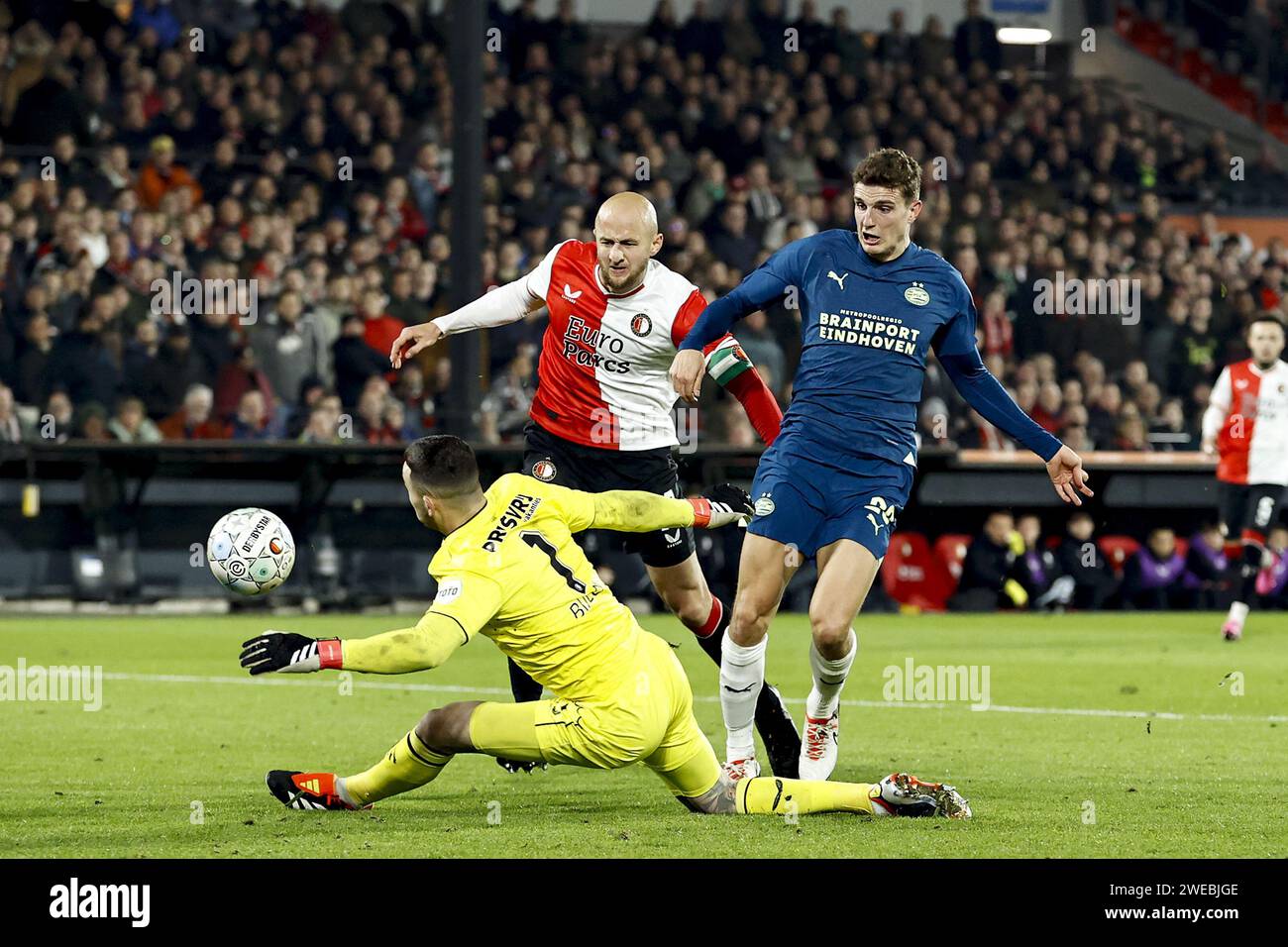 ROTTERDAM - (l-r) Feyenoord goalkeeper Justin Bijlow, Gernot Trauner of Feyenoord, Guus Til of ...