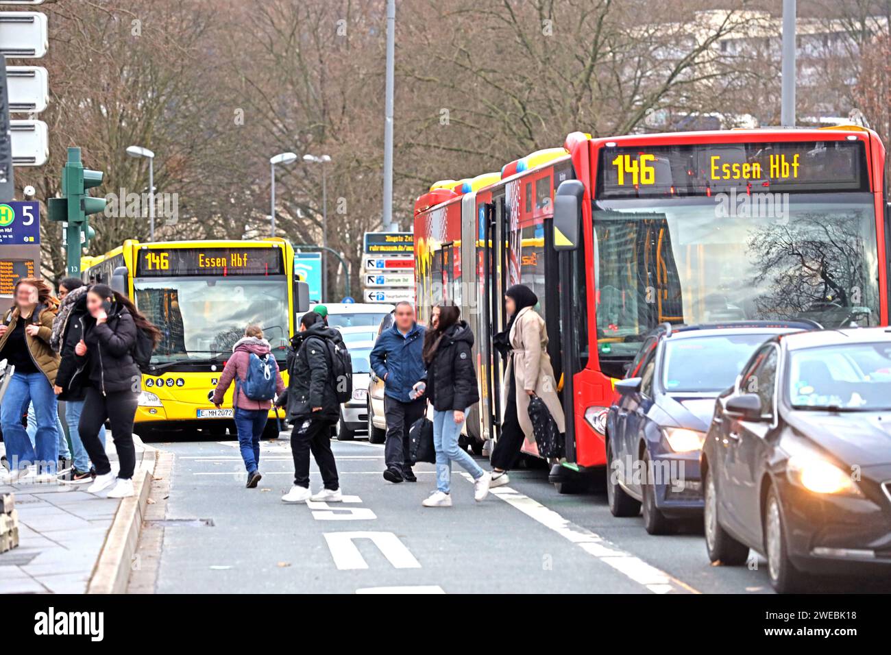 Öffentliche Verkehrsmittel Ein Linienbus befindet sich an einer ...