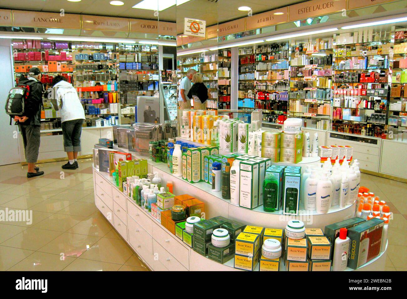 In einem Spanischen Kosmetik - Parfuemerieladen in Morro Jable Jandia ...