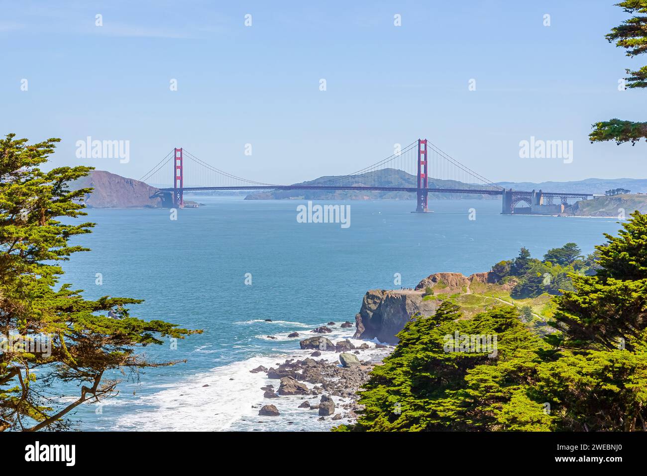 Panorama at sunny day with famous Golden Gate bridge. Golden Gate ...