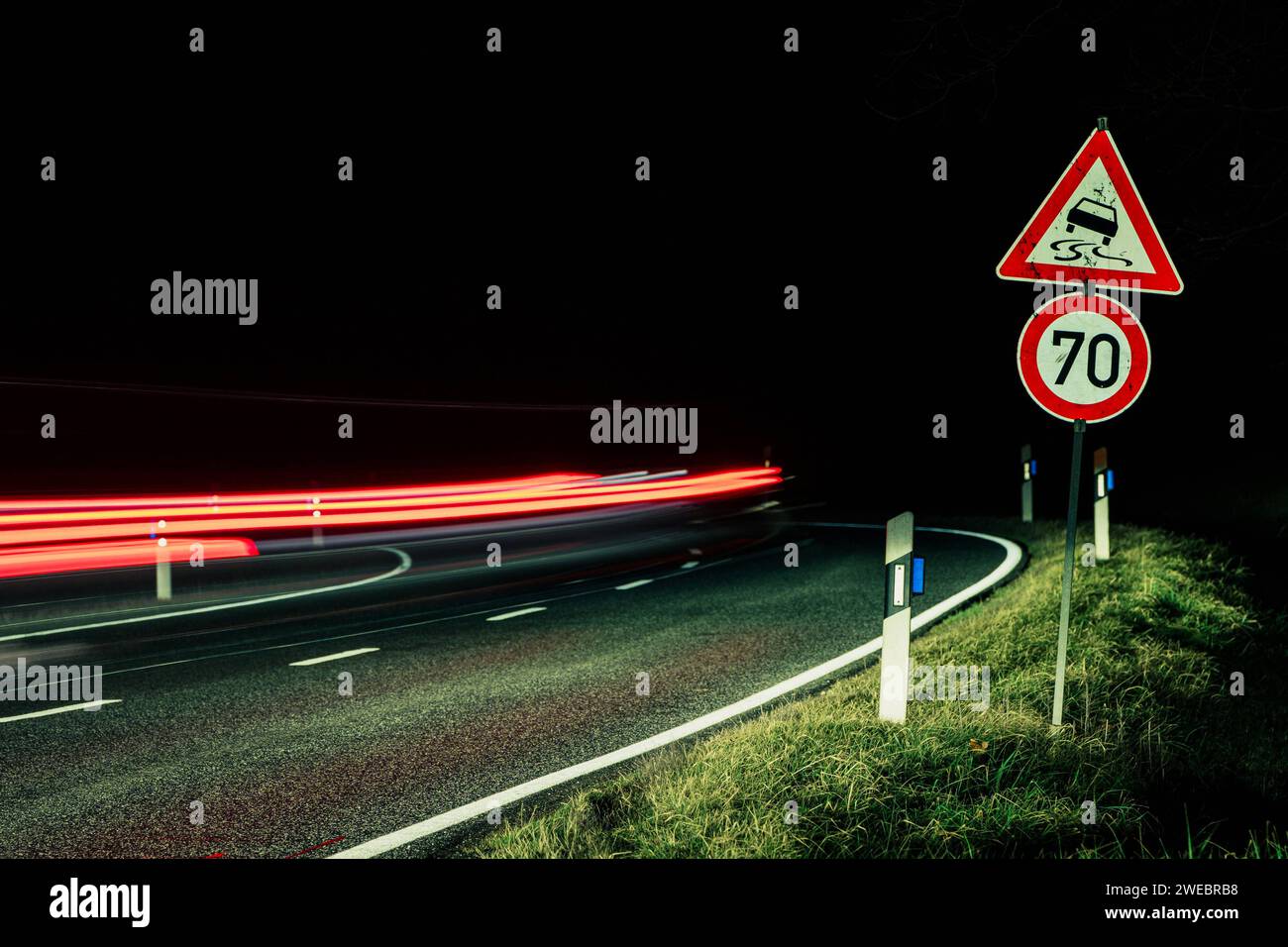 Gefährliche Kurve bei Nacht: Lichtspuren und Warnschilder 24.01.2024, Selters: Symbolfoto ...