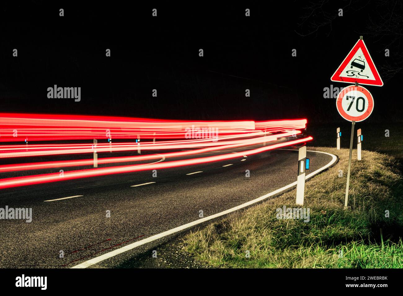 Gefährliche Kurve bei Nacht: Lichtspuren und Warnschilder 24.01.2024, Selters: Symbolfoto ...