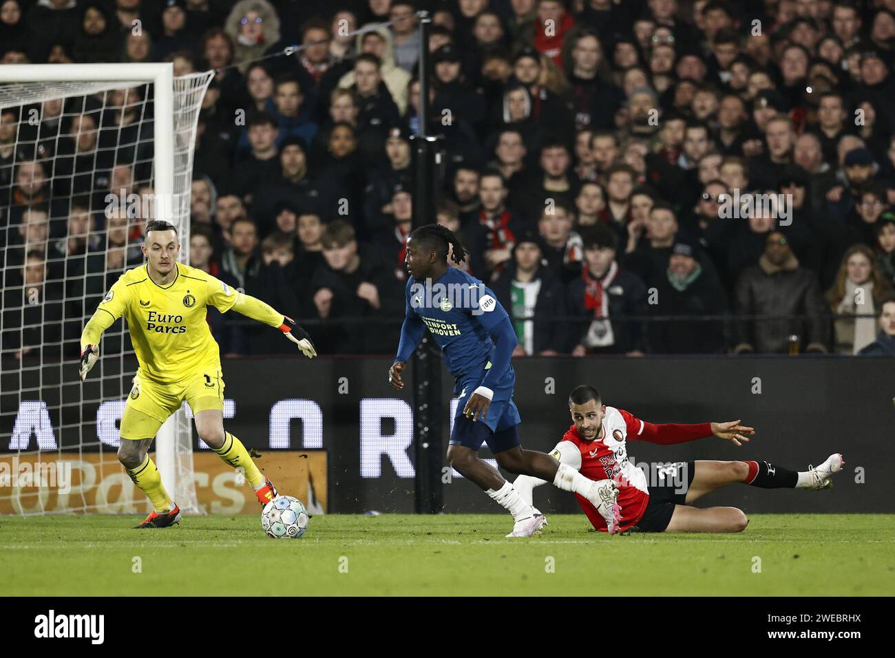 ROTTERDAM - (l-r) Feyenoord goalkeeper Justin Bijlow, Johan Bakayoko of PSV Eindhoven, David ...