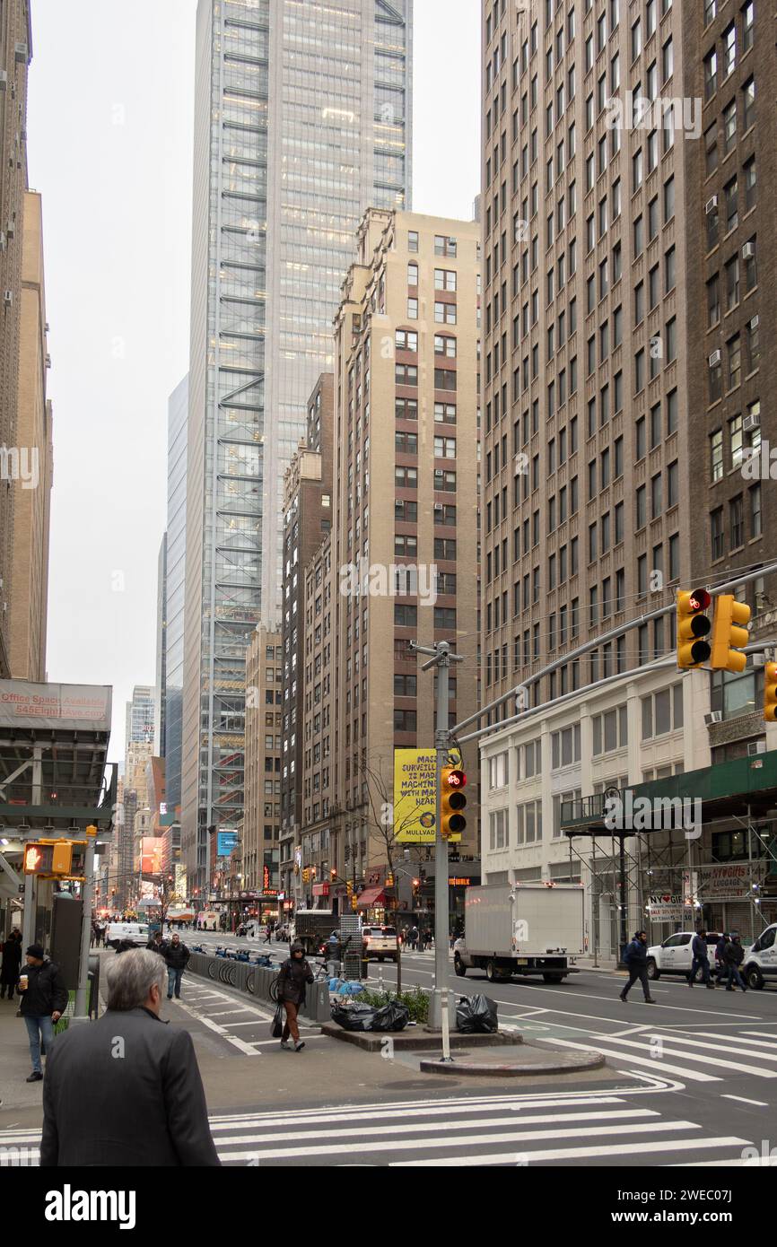 Busy manhattan crosswalk walking pedestrians hi-res stock photography ...