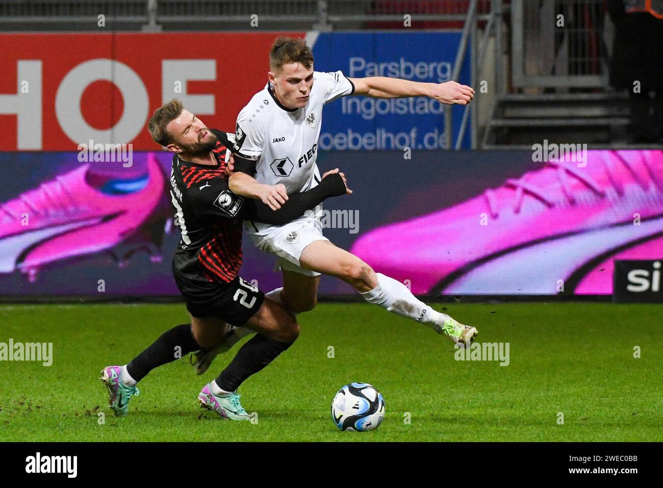 Ingolstadt, Deutschland. 24th Jan, 2024. Zweikampf Yannick Deichmann ...