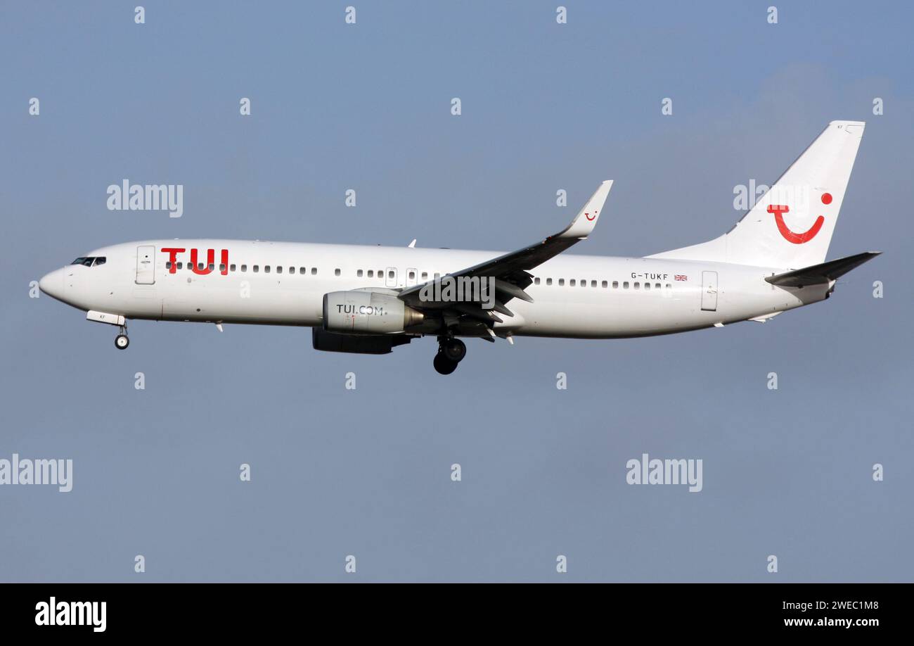 A Boeing 737-800 of TUI aprroaching London Gatwick Airport Stock Photo ...