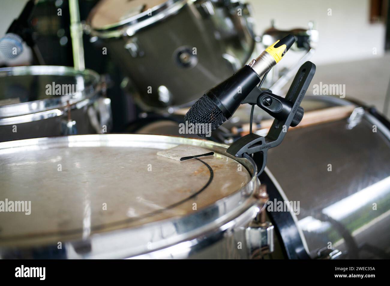 Microphone on snare drum for sound amplification during the concert ...