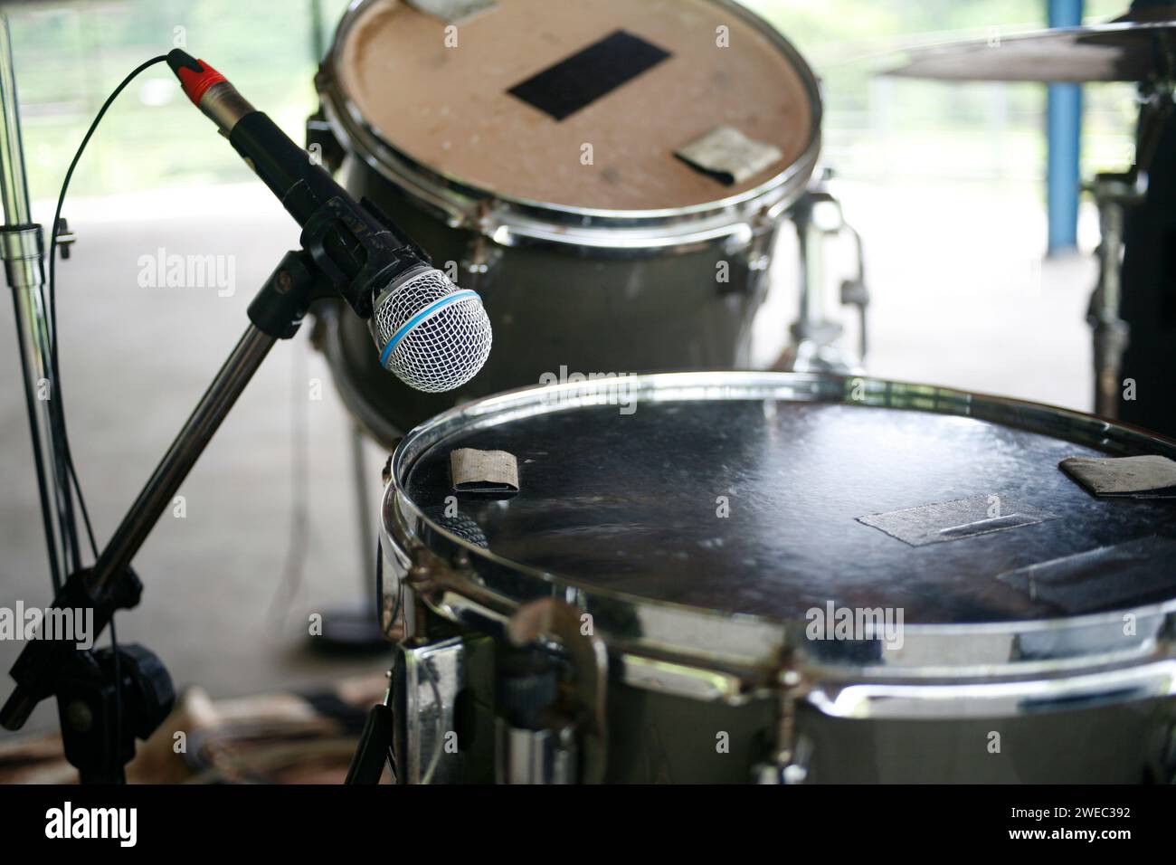 Microphone on snare drum for sound amplification during the concert ...