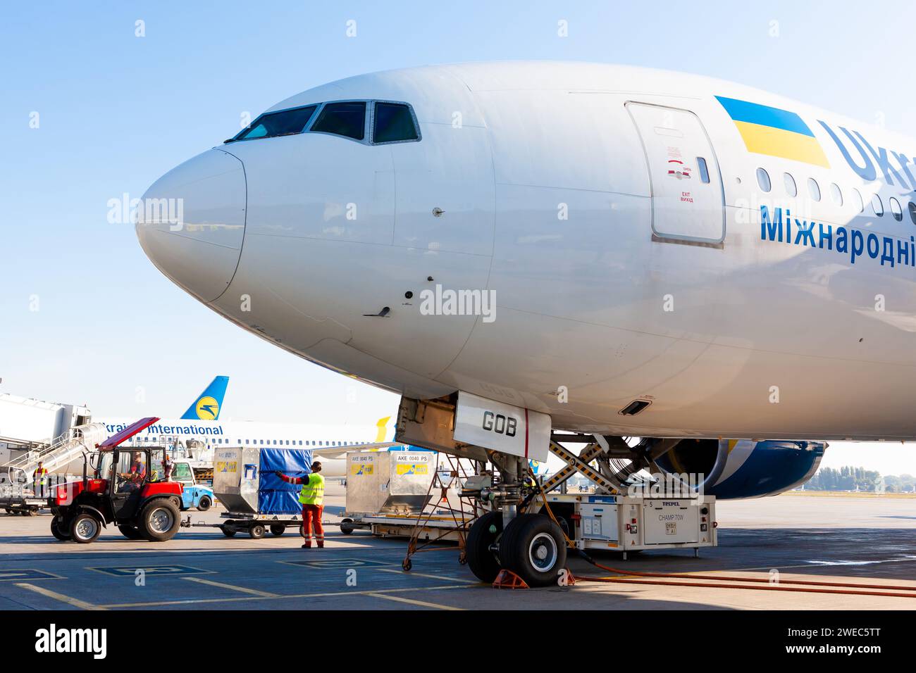 Boeing 777 200er cockpit hi-res stock photography and images - Alamy