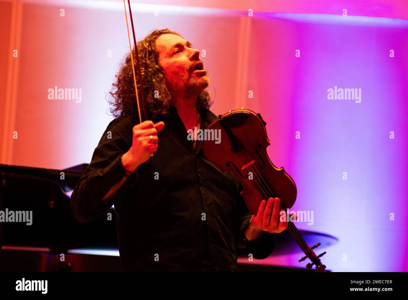 Levs violin an italian adventure hi-res stock photography and images ...