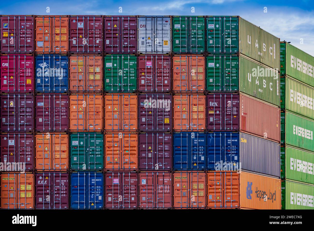 Hoch getürmte Seecontainer verschiedenster Reedereinen am ...