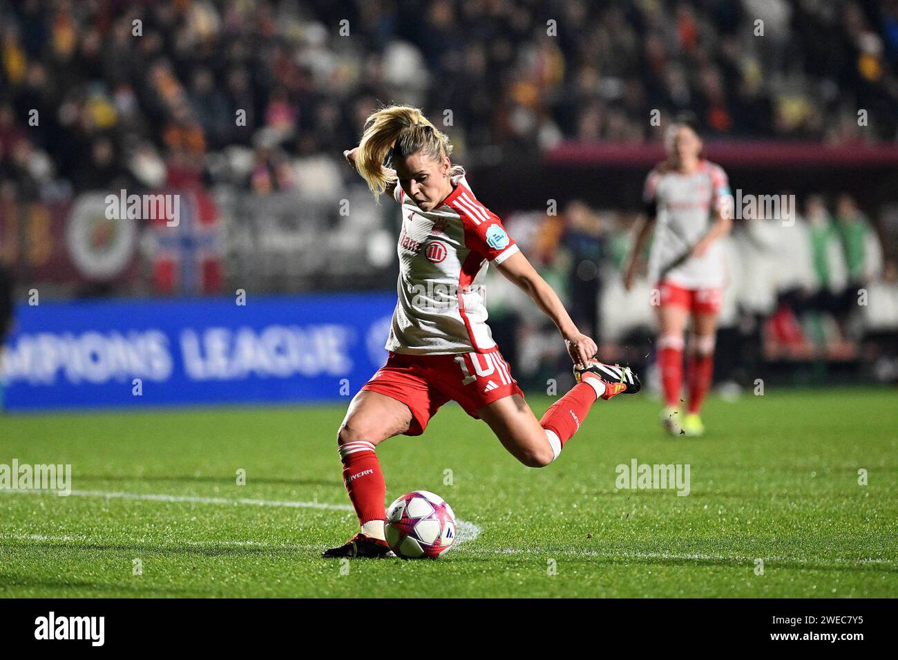 Linda dallmann fc bayern munchen hi-res stock photography and images ...