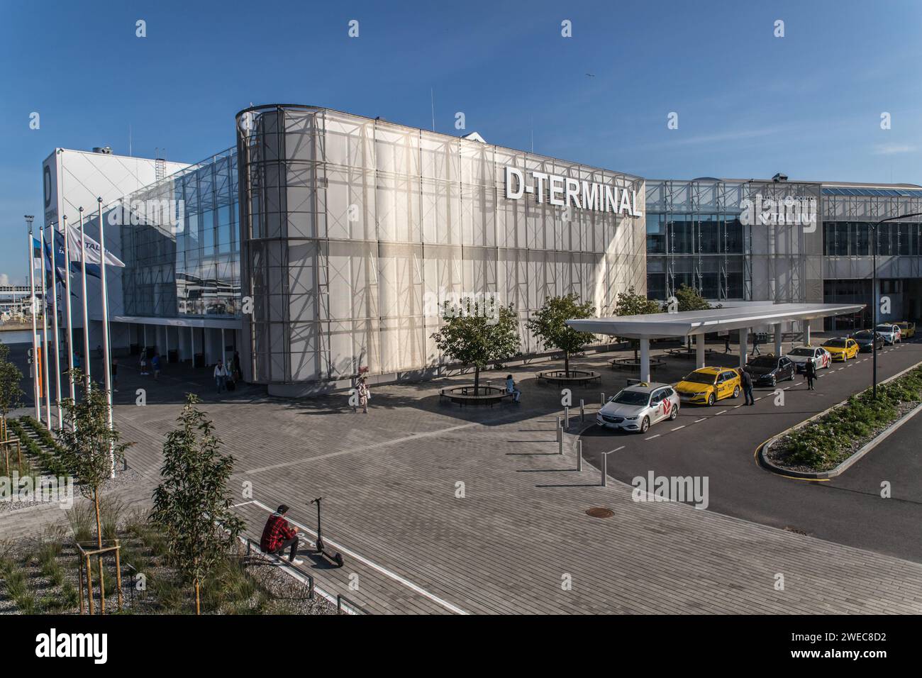 Terminal D du port maritime Stock Photo - Alamy