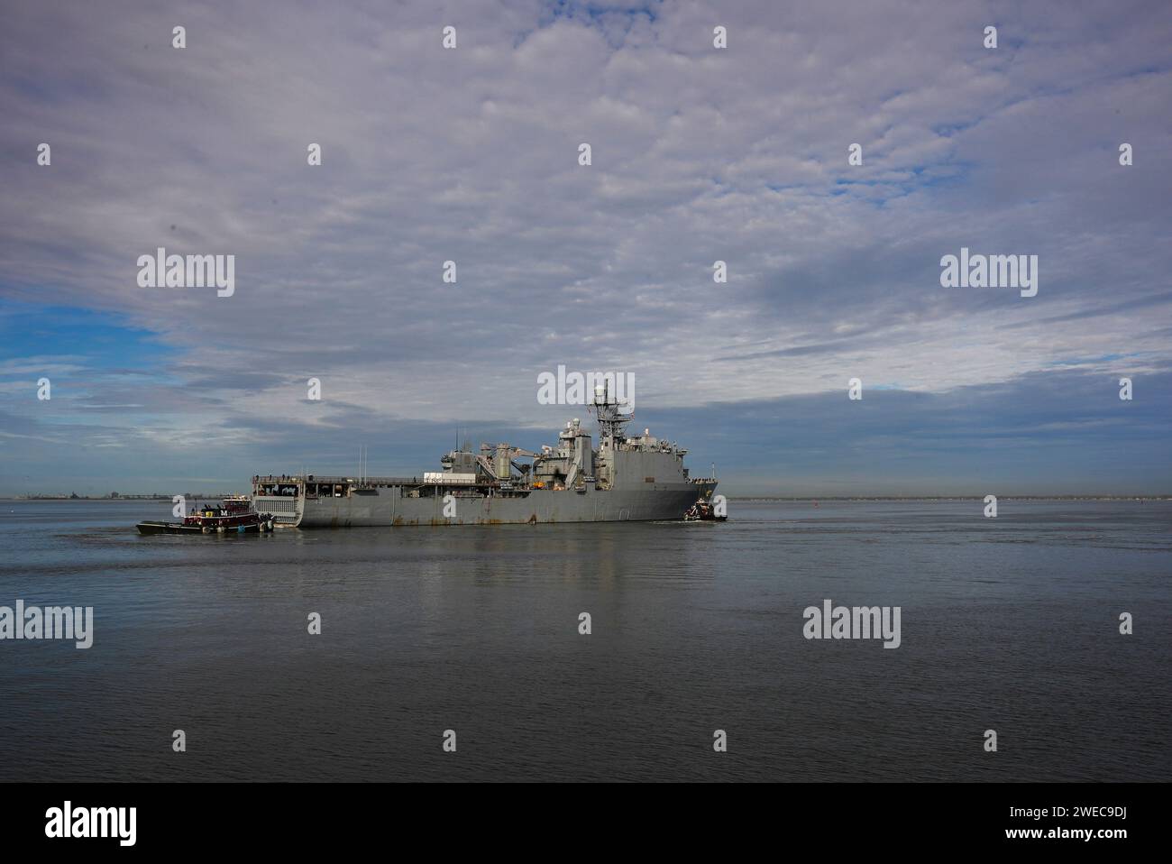 The Whidbey Island-class dock landing ship USS Gunston Hall (LSD 44 ...