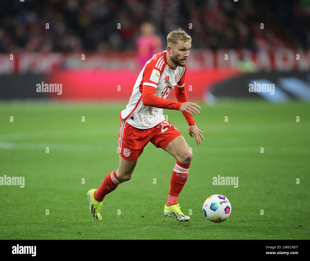 Konrad laimer fc bayern munchen mit ball im angriff hi-res stock photography and images - Alamy