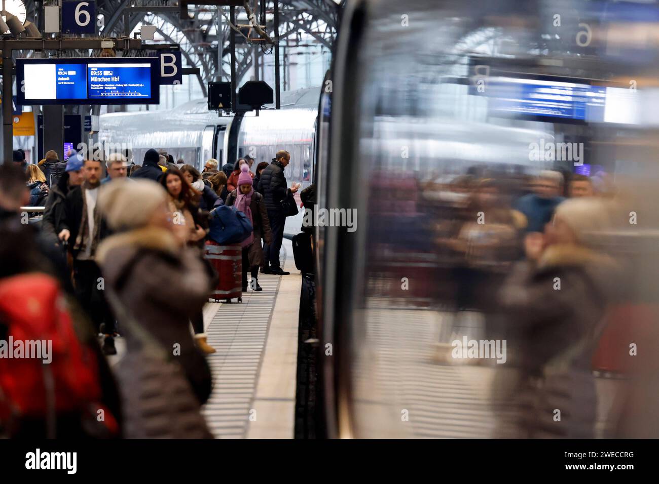 Fahrgäste auf dem Bahnsteig im Kölner Hauptbahnhof. Der sechstägige Bahnstreik der ...