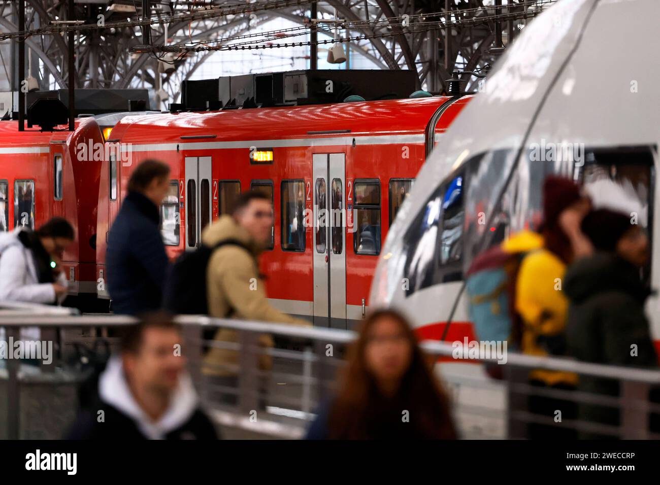 Fahrgäste auf dem Bahnsteig im Kölner Hauptbahnhof. Der sechstägige Bahnstreik der ...