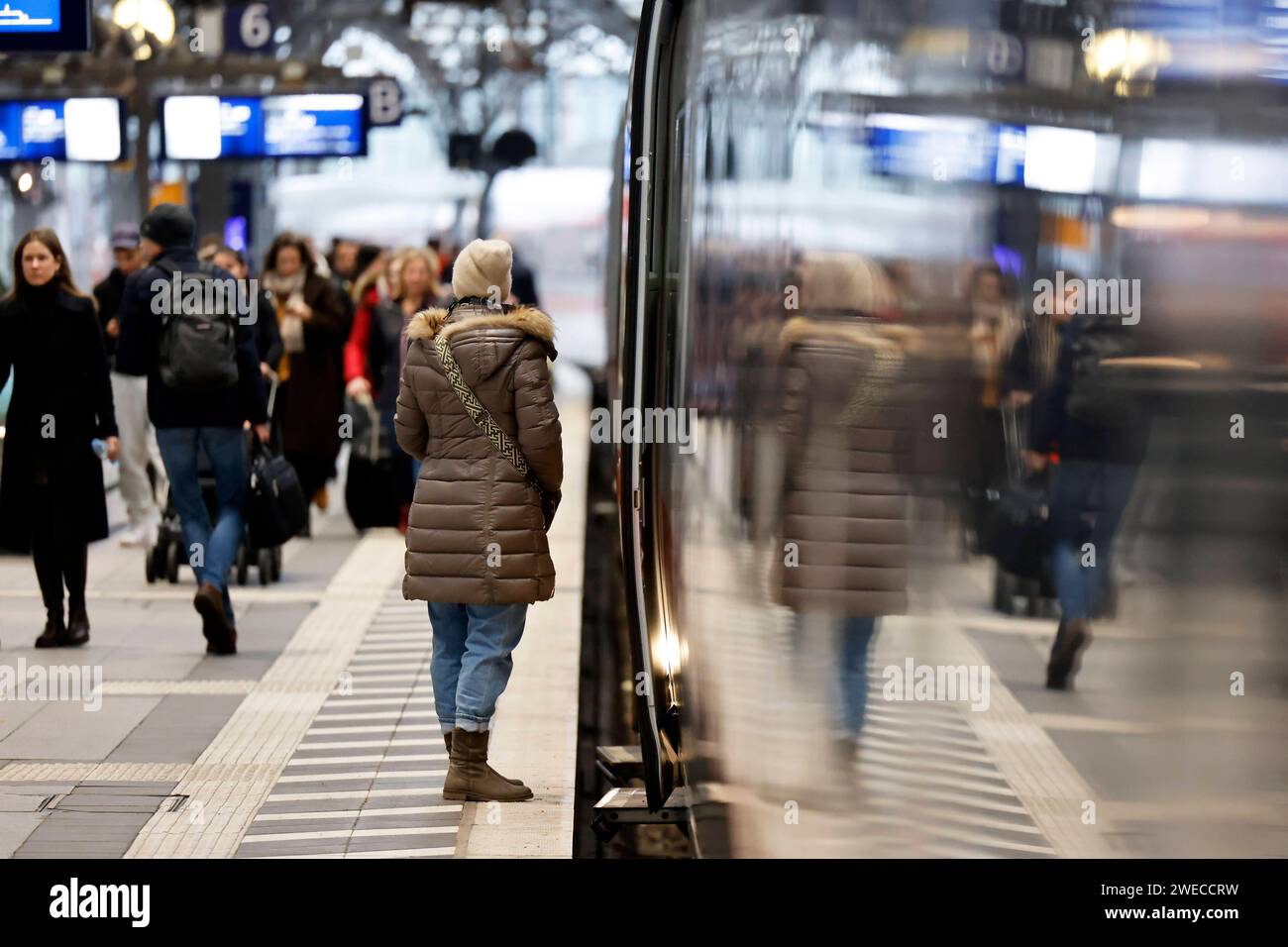 Fahrgäste auf dem Bahnsteig im Kölner Hauptbahnhof. Der sechstägige Bahnstreik der ...