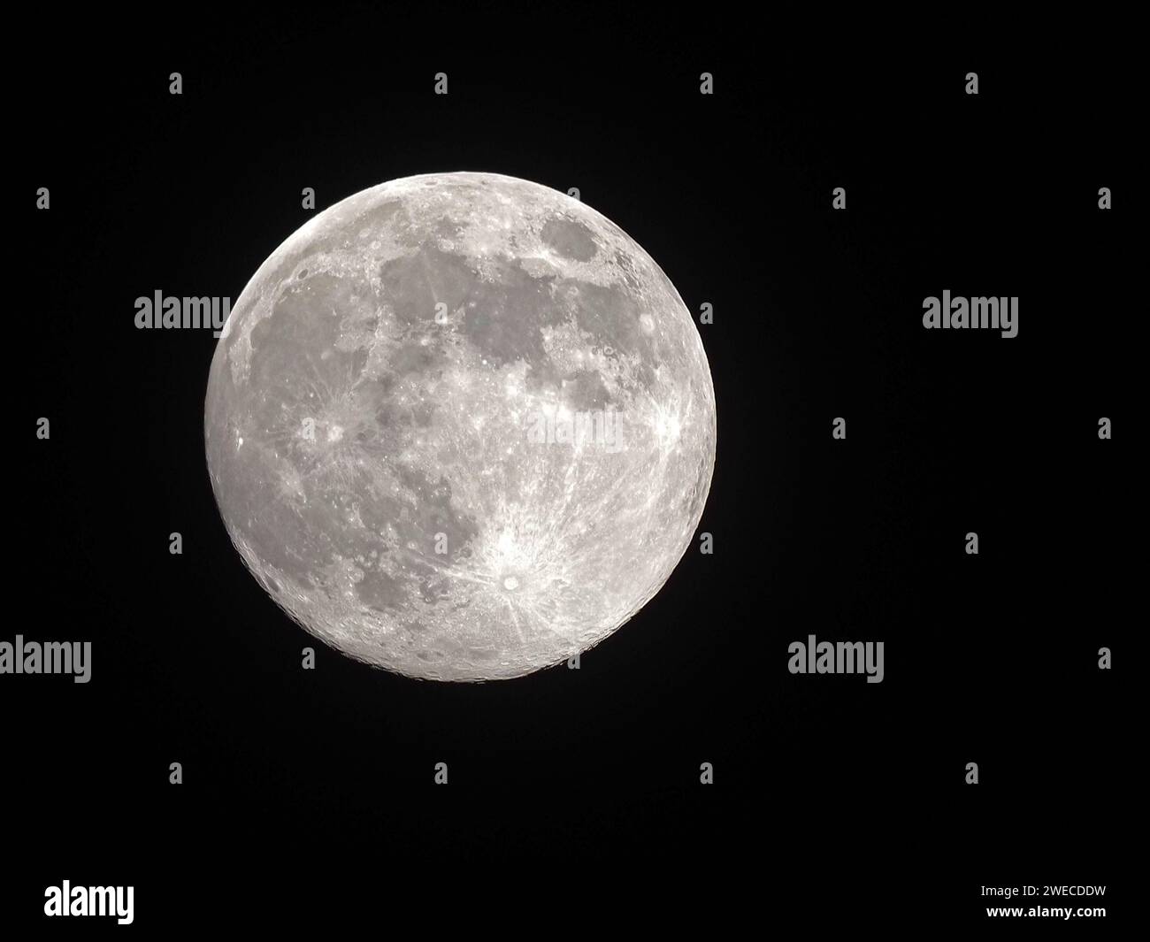 Sheerness, Kent, UK. 24th Jan, 2024. UK Weather: the almost full Wolf ...