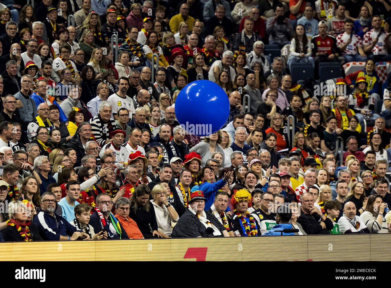 Ein gro?er Luftballon fliegt durch das Publikum MEN?S EHF EURO 2024 ...
