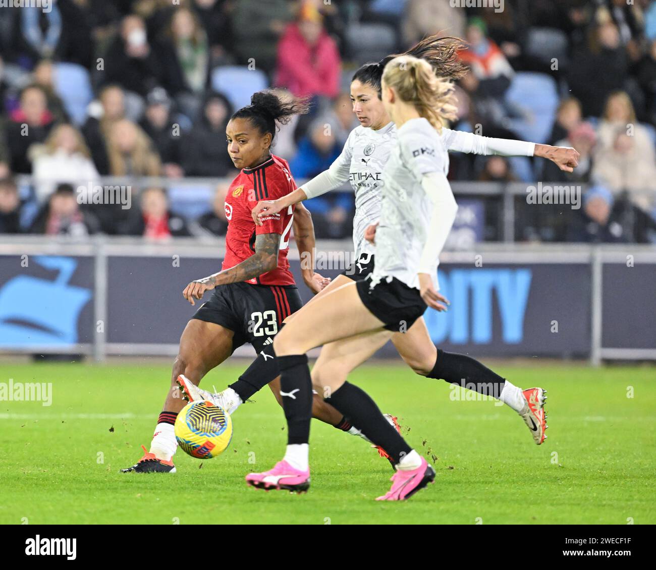 Geyse of Manchester United Women crosses the ball, during the FA Women ...