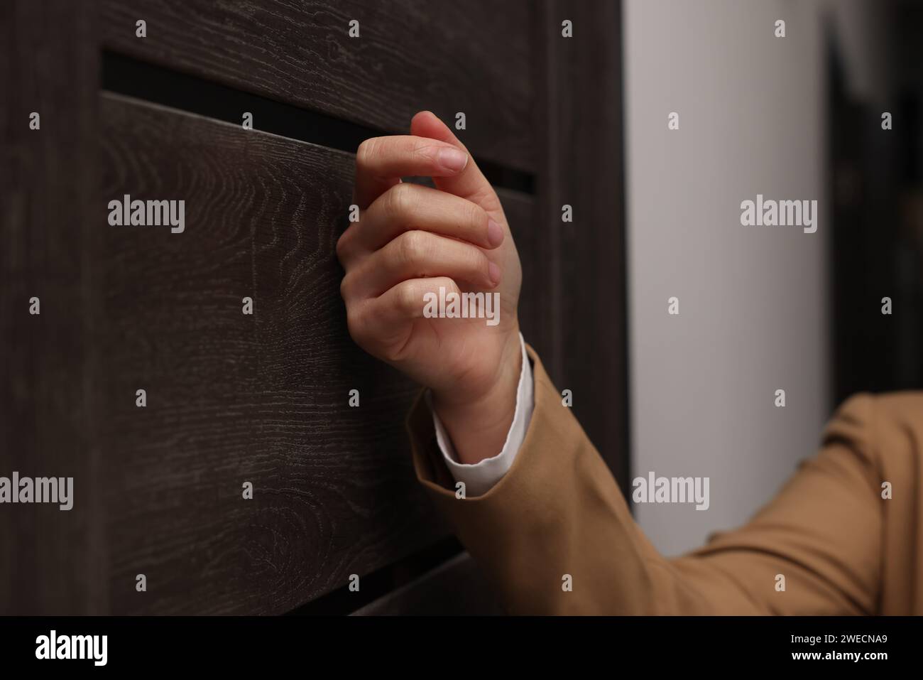 Police knocking door hi-res stock photography and images - Alamy