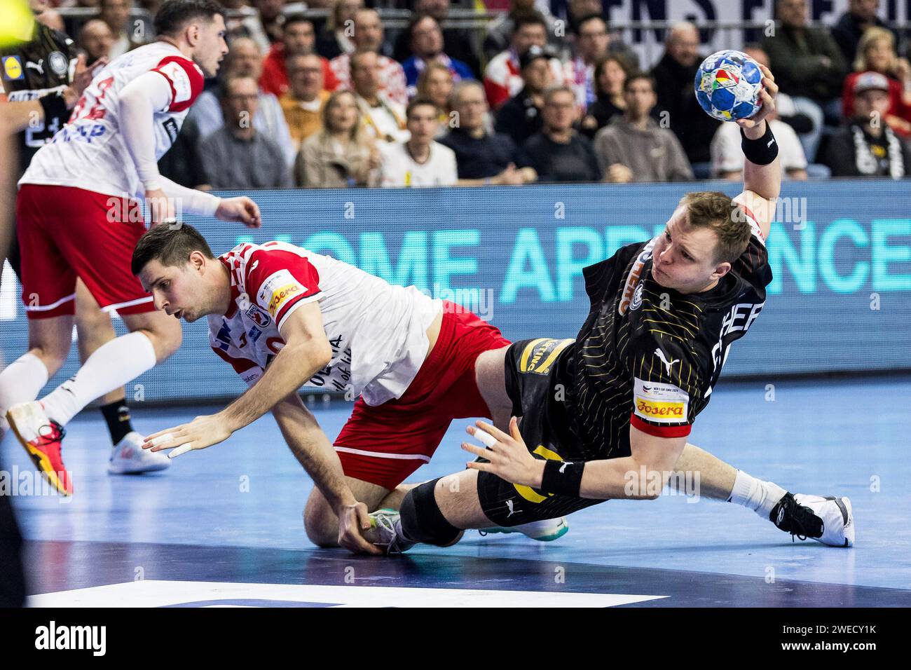 Justus Fischer (Deutschland, #14) im Wurf MEN?S EHF EURO 2024 ...