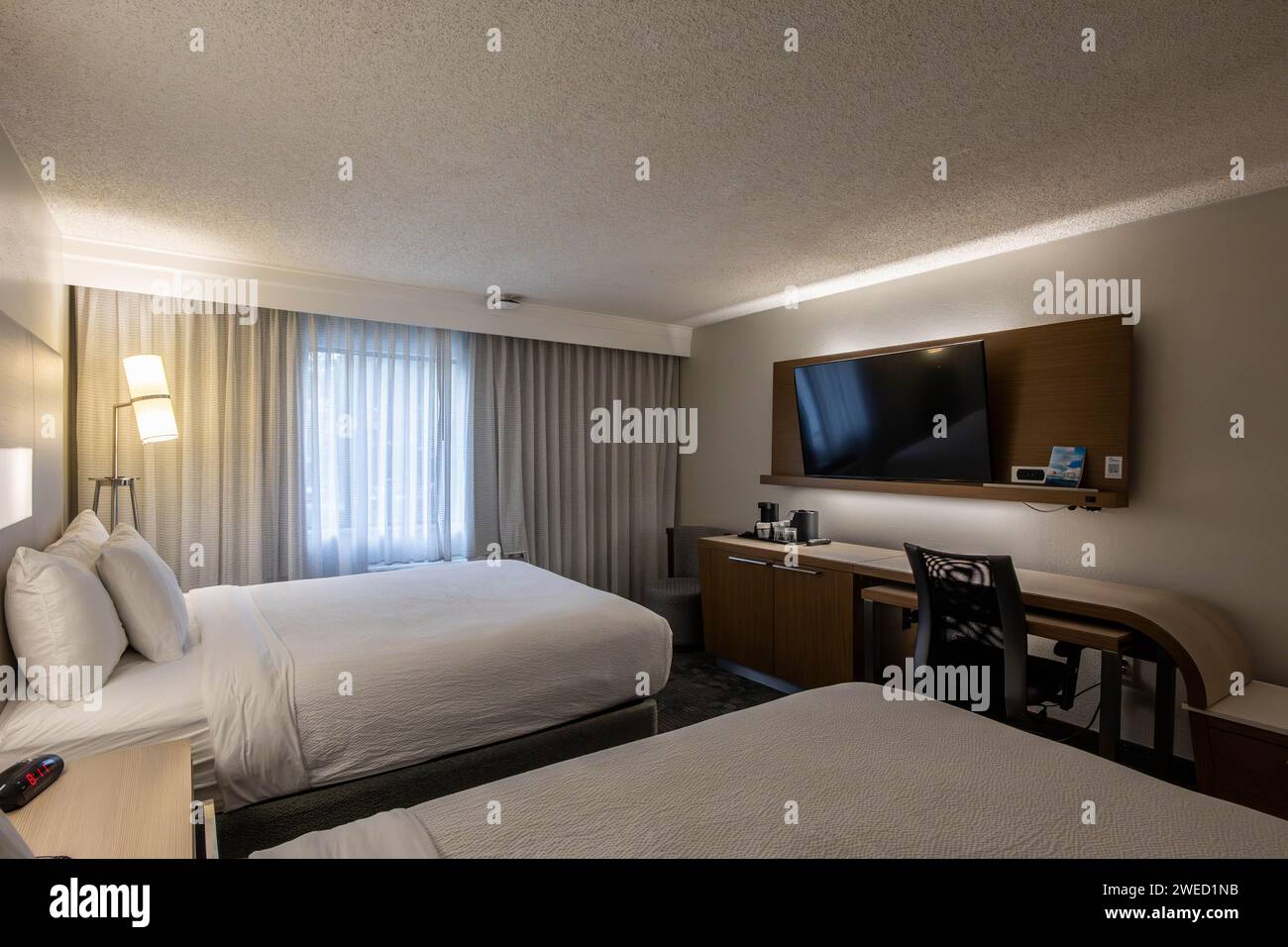 Hotel room with desk hi-res stock photography and images - Alamy
