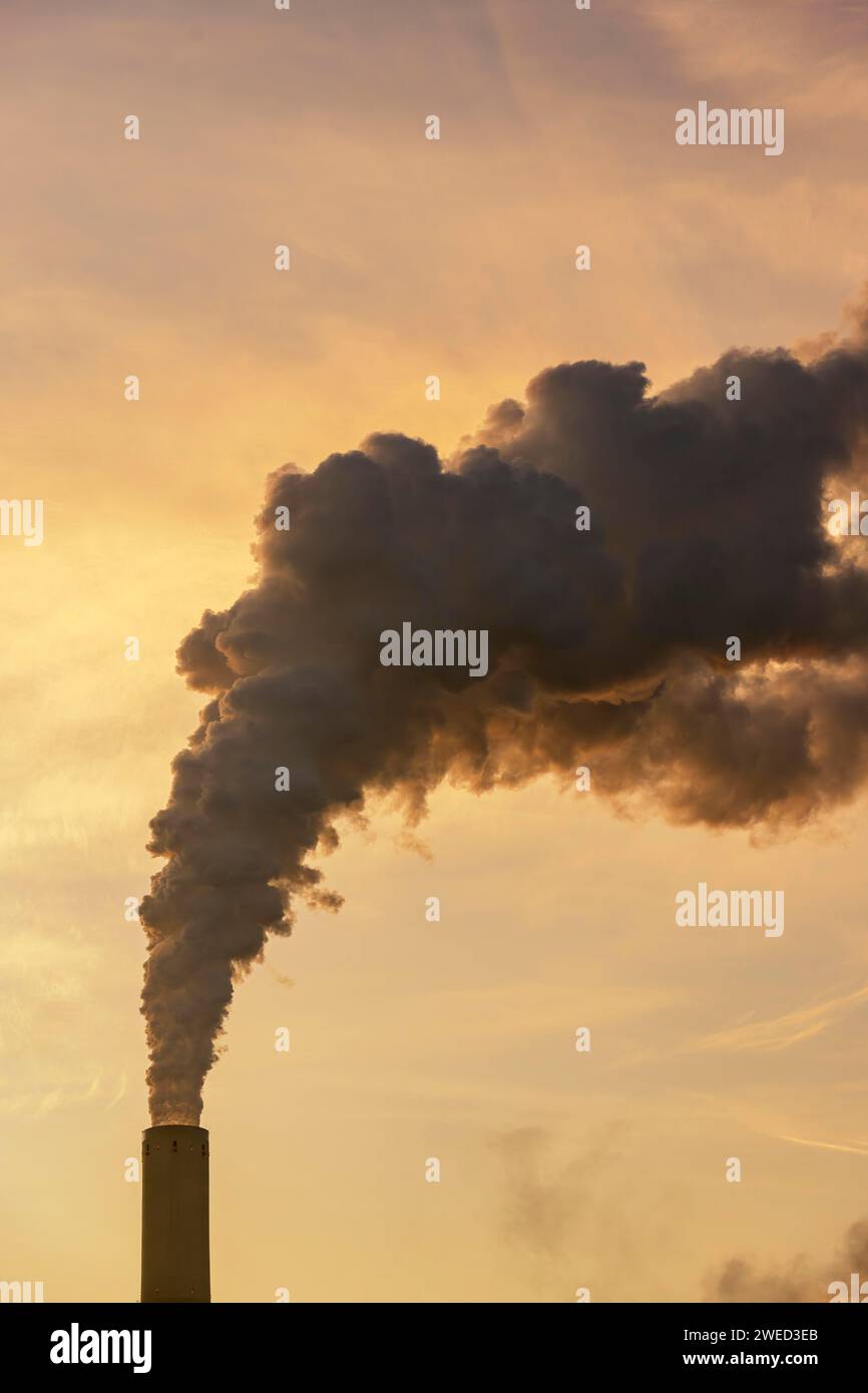 Symbolic image energy transition, fossil fuels, smoking chimney ...