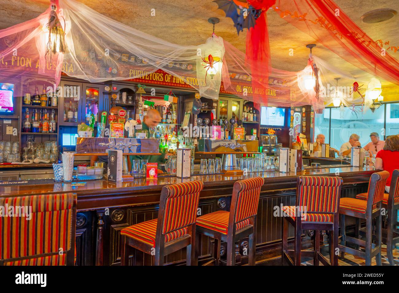 British pub interior hi-res stock photography and images - Alamy