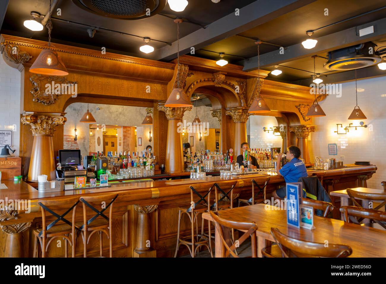 British pub interior hi-res stock photography and images - Alamy