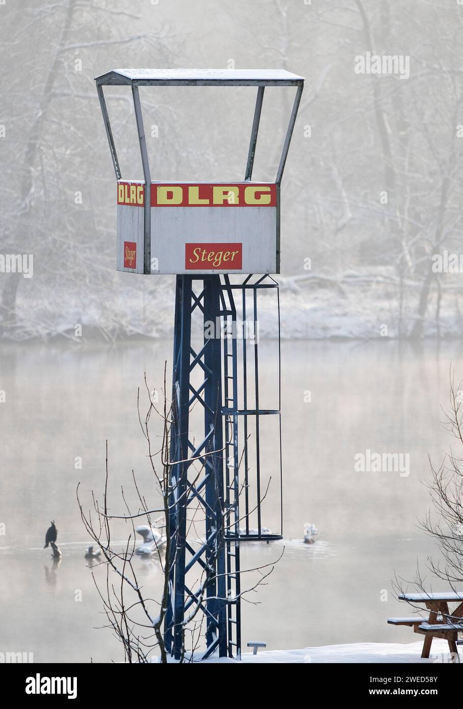 DLRG tower at Steger campsite in winter with snow and fog over the Ruhr ...