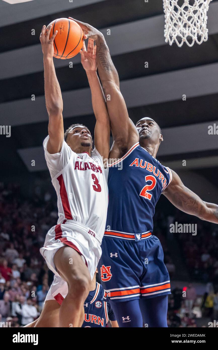 Auburn forward Jaylin Williams (2) goes for a block against Alabama guard Rylan Griffen (3 ...