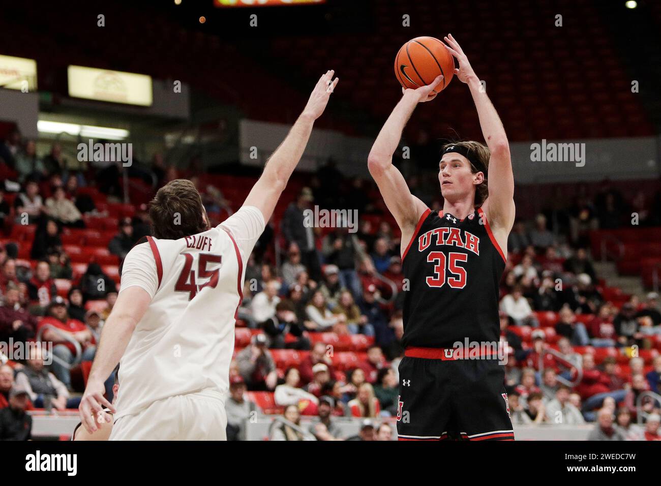 Utah center Branden Carlson (35) shoots over Washington State forward ...