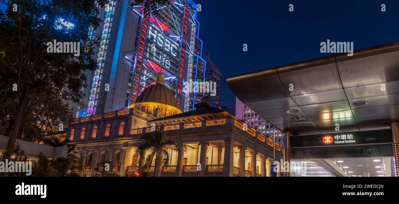 Central station and HSBC bank headquarters in central financial ...