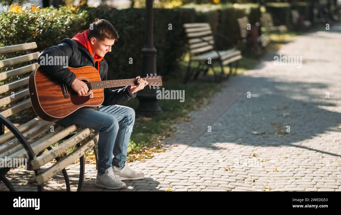 Street performer guitar hobby man playing music Stock Photo - Alamy