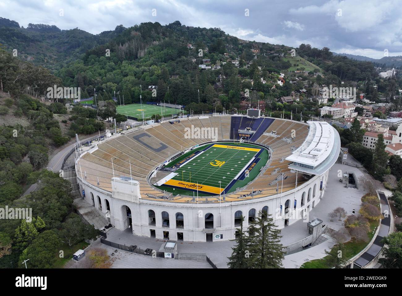 California memorial stadium aerial hi-res stock photography and images ...