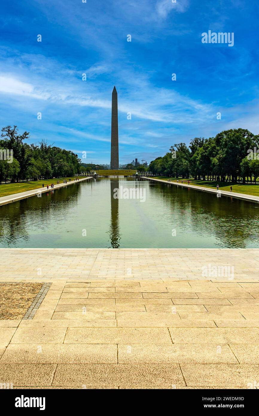 Vertical photo of the obelisk of President George Washington under a ...