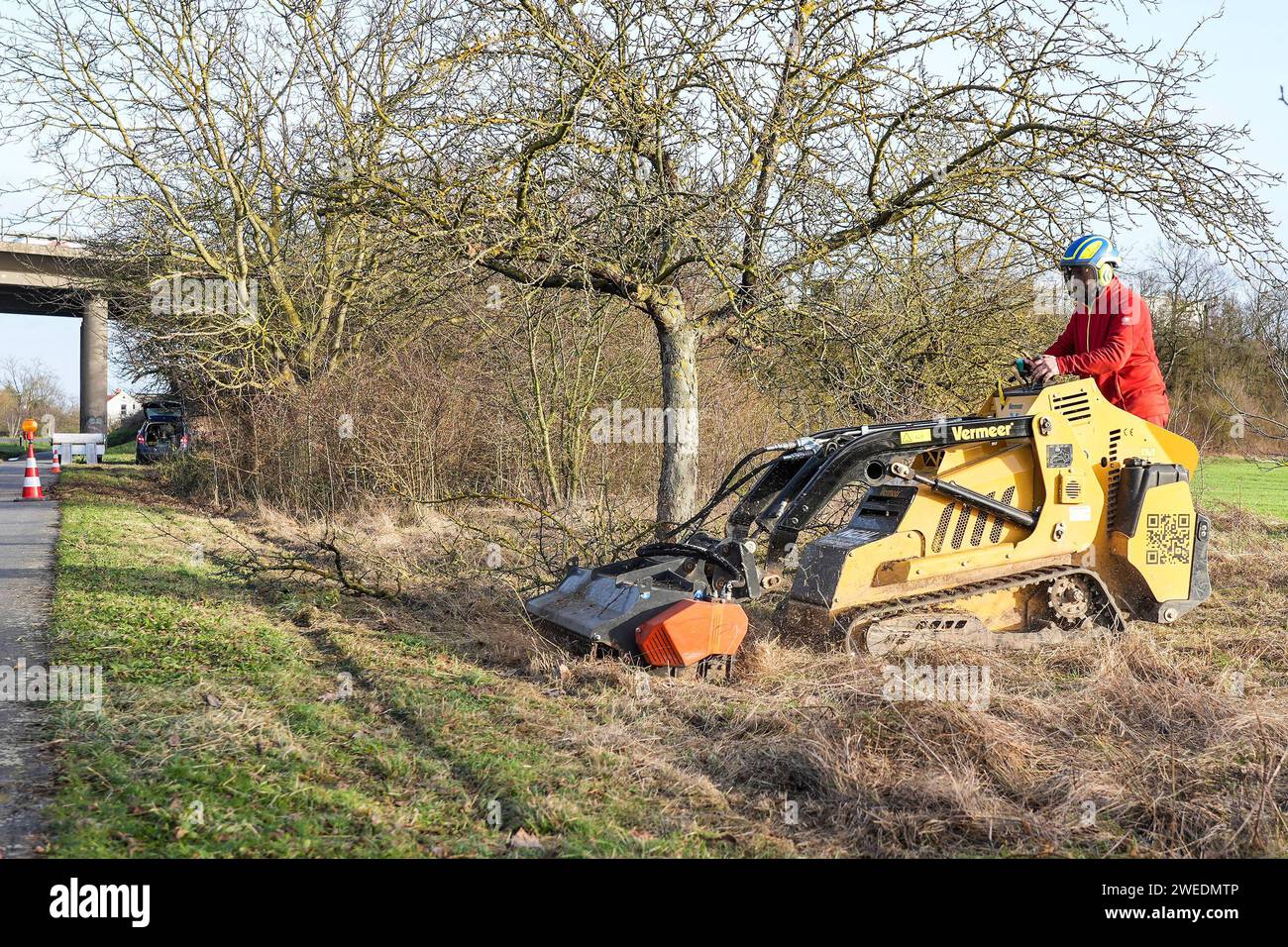 Christian Kehl bearbeitet das Gelände mit dem Forstschlegelmulcher - 24 ...