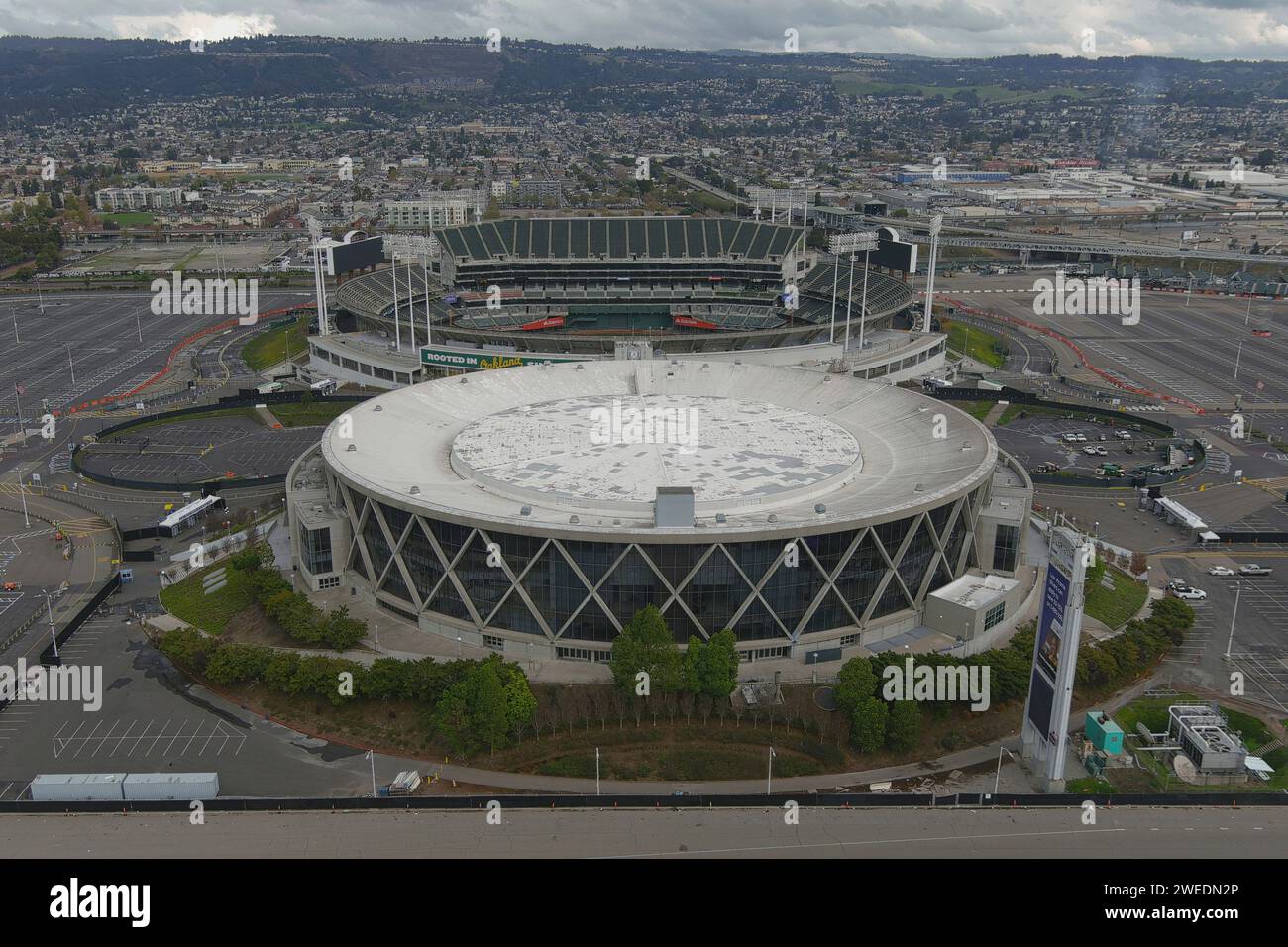 A general overall aerial view of the Oakland Arena (bottom) and Oakland ...