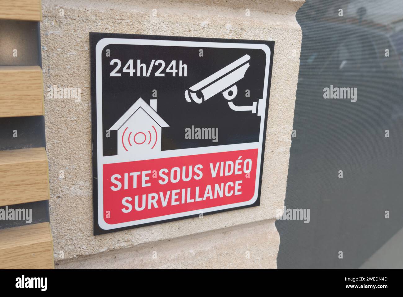 site sous video surveillance french text means CCTV site under video ...