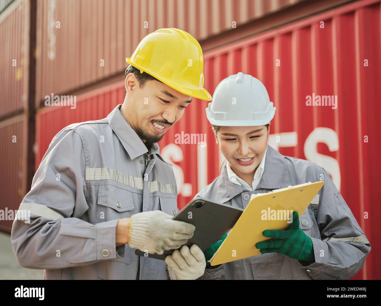 Logistic team collaboration hi-res stock photography and images - Alamy
