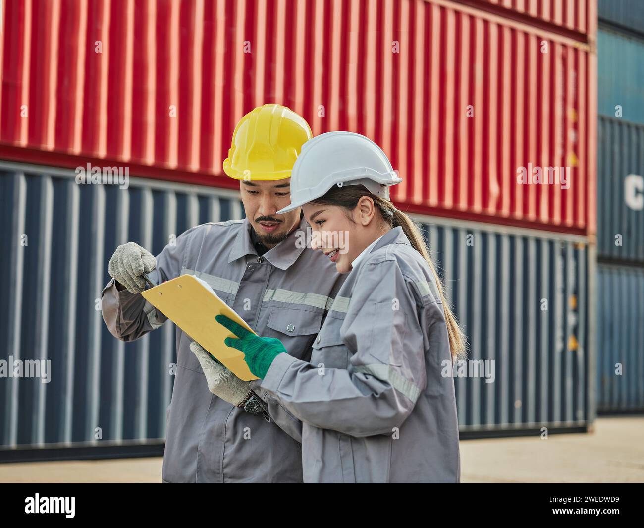 Logistic team collaboration hi-res stock photography and images - Alamy
