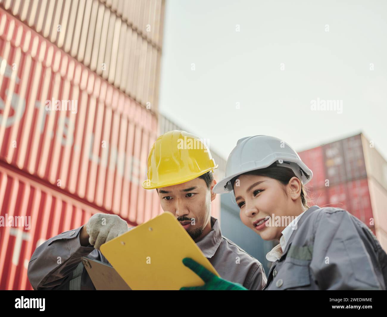 Logistic team collaboration hi-res stock photography and images - Alamy