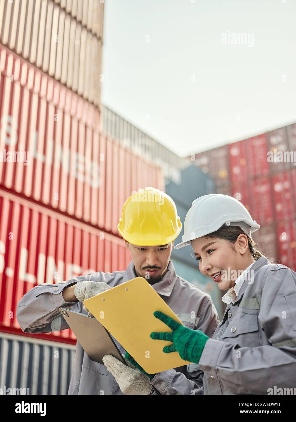 Logistic team collaboration hi-res stock photography and images - Alamy