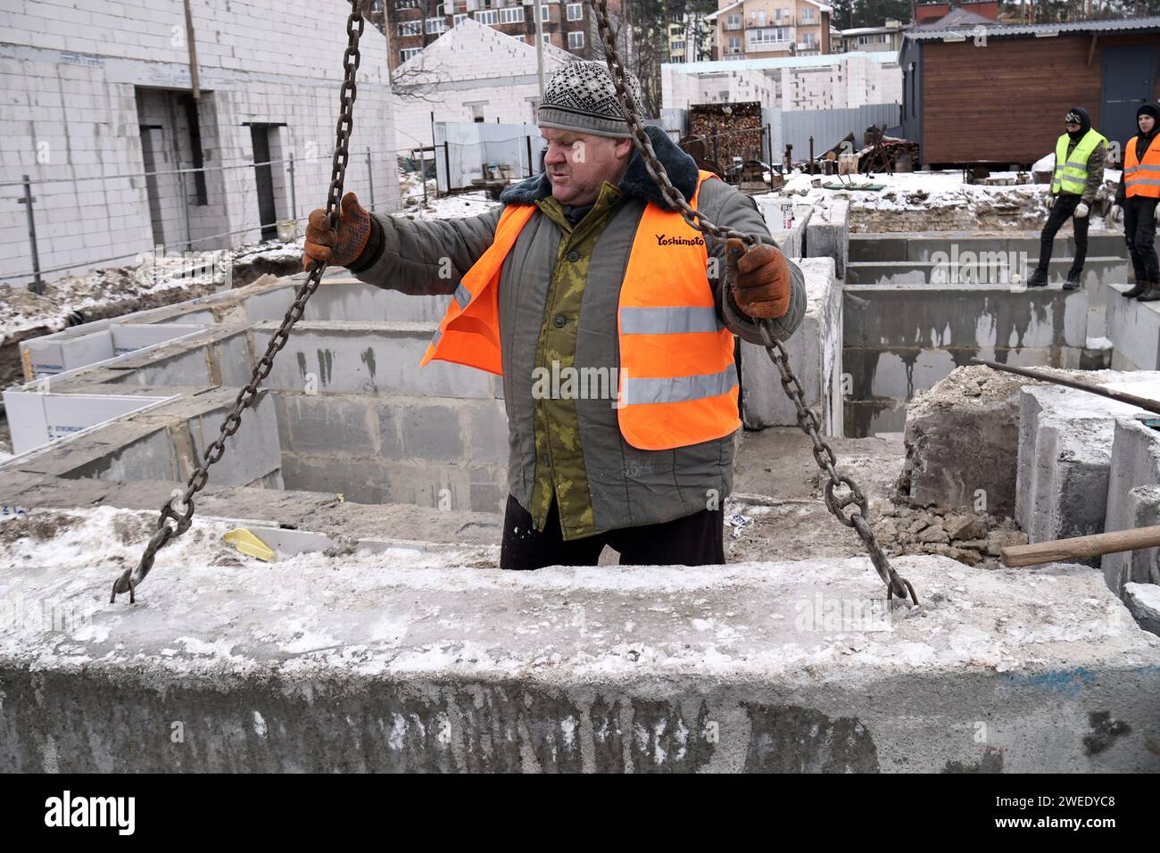 Non Exclusive: IRPIN, UKRAINE - JANUARY 23, 2024 - A builder stands by ...