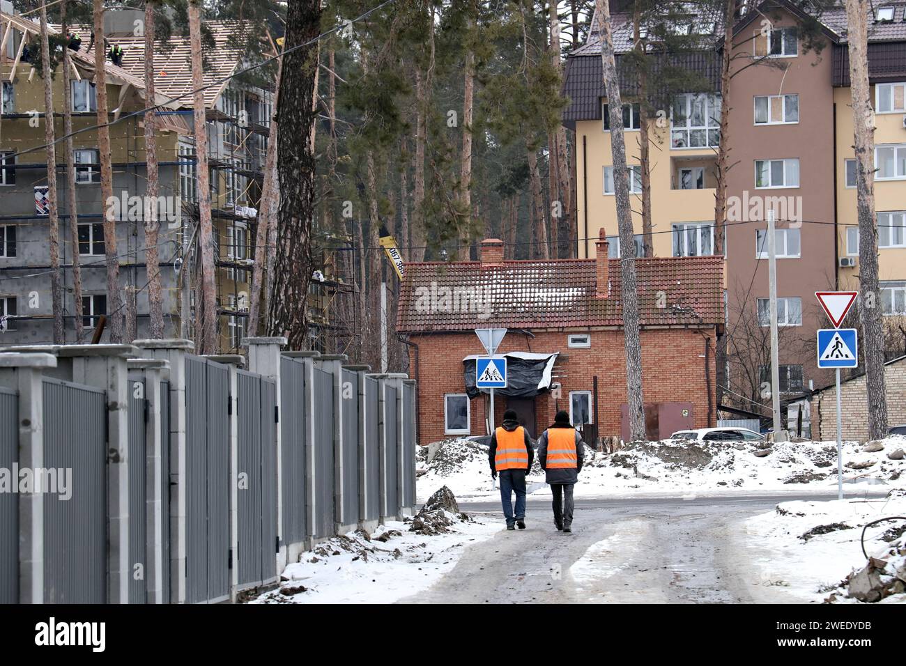 Non Exclusive: IRPIN, UKRAINE - JANUARY 23, 2024 - A builder stands by ...